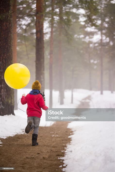 청바지에 작은 행복한 소년과 겨울 숲에서 실행하고 큰 노란색 풍선을 들고 빨간 스웨터 풍선 생일 소년입니다 생일 축하합니다 풍선과 소년을 실행 12월에 대한 스톡 사진 및