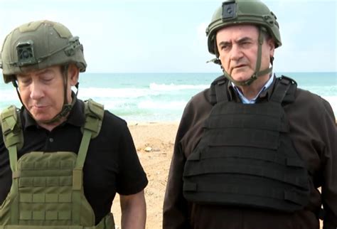 ניר דבורי עקץ את בנימין נתניהו וישראל כץ השניים עם הקסדות חדשות מעריב