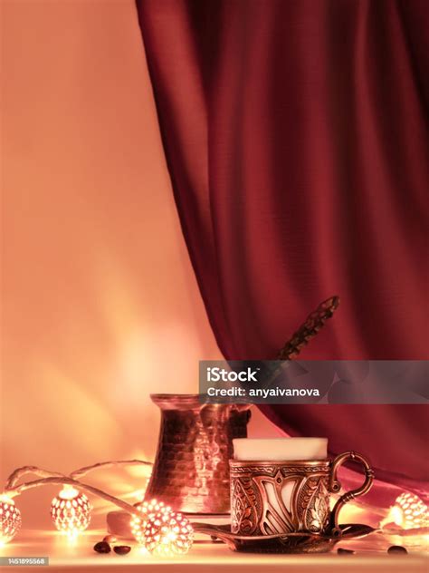 터키 식 커피 포트와 동양 과자가 든 전통 컵 화려한 구리 금속 화환과 티 조명 생생한 빨간색과 황금색 단색 축제 배경 Eid Mubarak에 대한 스톡 사진 및 기타