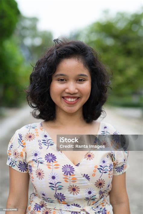 야외에서 웃는 짧은 곱슬 머리를 가진 아름 다운 아시아 여자 20 29세에 대한 스톡 사진 및 기타 이미지 20 29세 거리 곱슬 머리 Istock