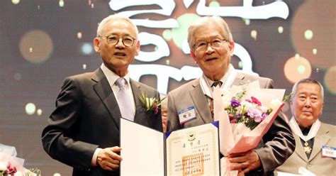 보관 문화훈장 받는 배우 박웅