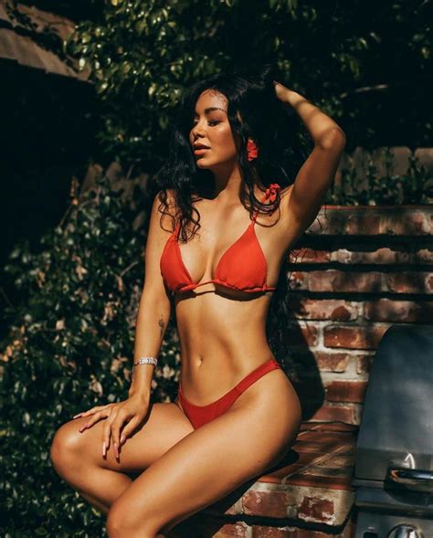 8 Hot Sexy Caeli Bikini Pics