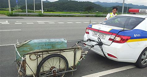 경찰 순찰차가 리어카를 끌고간 사연