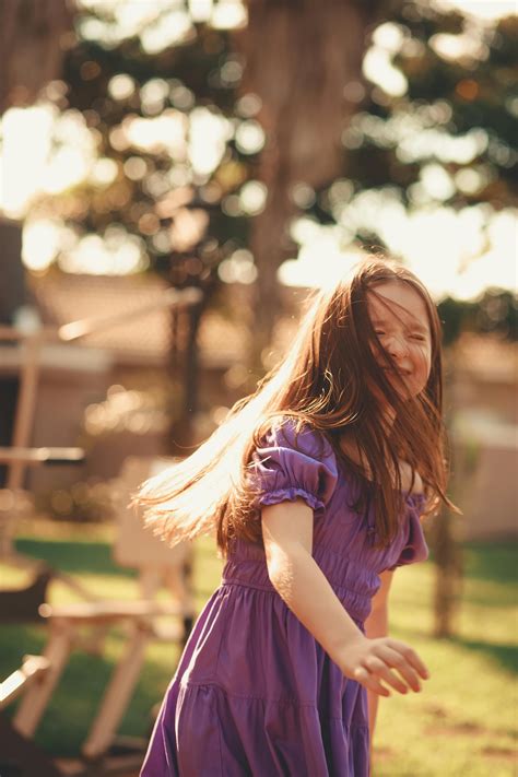 갈색 머리 감정의 해방 거친 걱정 없는 고독 고양된 고요함 기쁨 나무 낮 뒷모습 레저 맑은 공기 모험 반짝이는 빛 밝은 변덕 봄 봄의 풍경