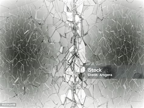 흰색 배경 위에 부서진 또는 철거 유리 3 차원 렌더링 3 차원 일러스트 레이 션 0명에 대한 스톡 사진 및 기타 이미지 0명 3차원 형태 개념 Istock