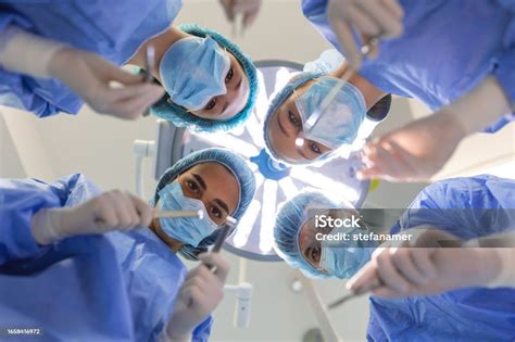 외과 의사는 수술 전에 환자의 위에 서 수술 극장에서 환자에 수술을 수행하는 다민족 의료 종사자 수술대에 대한 스톡 사진 및 기타 이미지 Istock