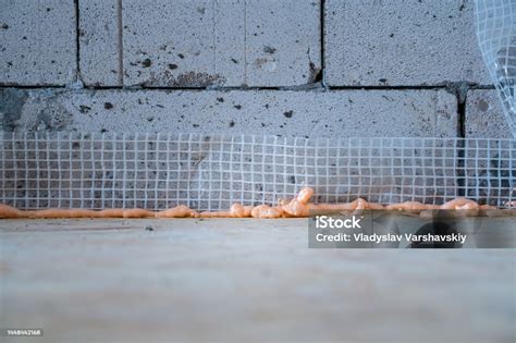 바닥 사이의 나무 바닥을 격리하기 위해 하이드로 장벽을 사용합니다 나무 초안 바닥 건축 접착제 폼은 바닥의 조인트를 접착하고 콘크리트 벽을 폭기했습니다 건설 산업에 대한