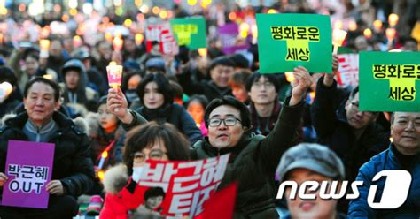 평화로운 세상 위해 촛불을 들고