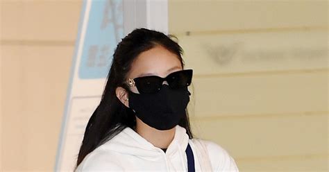 블랙핑크 제니 헤드폰 손에 들고 힙하게[포토엔hd]