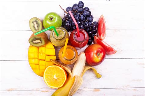 행 신선한 주스 음료수 3 병 빨간색 녹색 노란색 컬러 과일 물 멜론 애플 키 위 포도 오렌지 망고 석류 열 대 선택적 초점 나무 테이블 0명에 대한 스톡 사진 및 기타