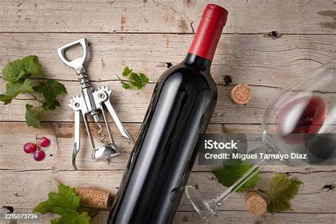 열린 코르크와 포도 나무 잎이있는 병과 와인 잔의 평평한 구성 술 마실 것에 대한 스톡 사진 및 기타 이미지 술 마실 것 와인병 위에 Istock