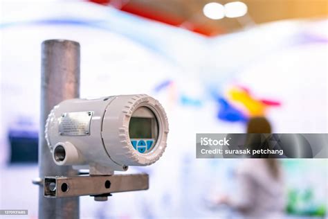 산업용 가스 오일 또는 액체 전송 등을 위한 압력 점도 밀도 압축성 응용을 측정하기 위해 스탠드에 설정된 높은 정확도 및 정밀 유량 송신기 측정 장치에 대한 스톡 사진 및