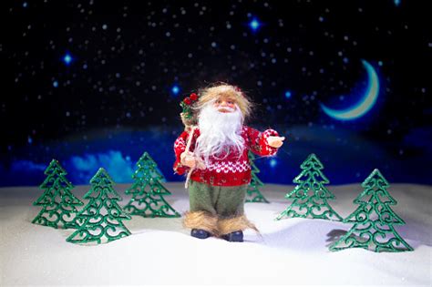 축제 배경입니다 눈사람 밝은 배경 사진에 크리스마스 볼 산타 클로스로 옷을 입고는 당신의 텍스트에 대 한 빈 공간 2019년에 대한 스톡 사진 및 기타 이미지 Istock