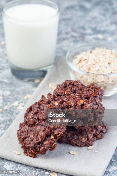 밀가루를 굽지 않고 땅콩 버터와 오트밀 초콜릿 쿠키 우유 한 잔 수직 곡초류에 대한 스톡 사진 및 기타 이미지 곡초류 말기 반죽 주식 Istock