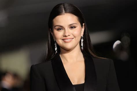 Selena Gomez noi povești sincere despre sănătatea mintală în Rolling Stone Voifibine