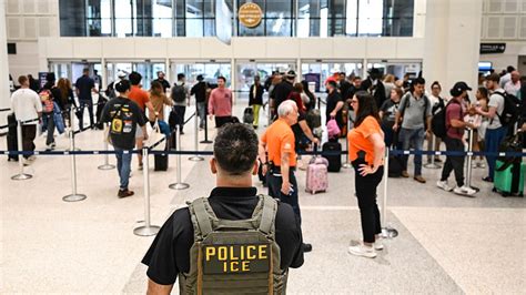 Pueden Agentes De Ice Arrestar A Indocumentados En Aeropuertos