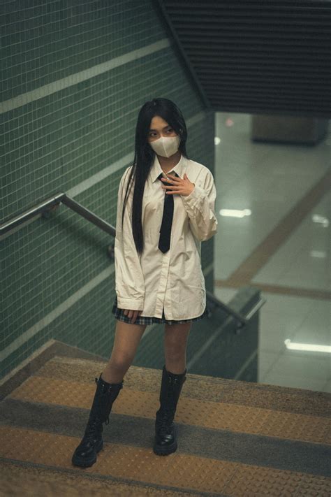 흰 셔츠와 넥타이를 맨 여자가 계단에 서 있다 사진 Unsplash의 무료 Tàu Cát Linh 이미지