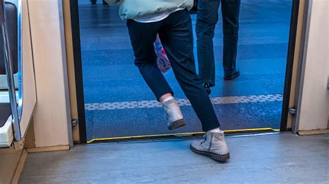 플랫폼에 문을 연 지하철 열차 기차에 금속 문 지하에서 지하철의 마차 지하철 철도에 대한 스톡 사진 및 기타 이미지 지하철