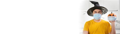 의료용 마스크를 착용하고 보호 마스크로 무서운 얼굴 호박을 들고있는 남자 축하 할로윈 긴 배너 10월에 대한 스톡 사진 및 기타 이미지 Istock