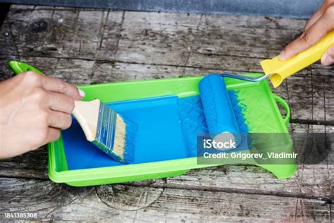 페인트 트레이는 롤러와 브러시로 집 화가가 사용합니다 가사 집안일에 대한 스톡 사진 및 기타 이미지 가사 집안일 건설 산업