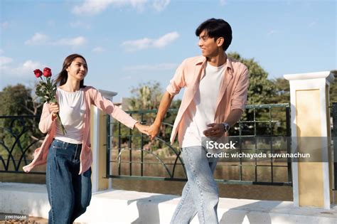 경치 좋은 공원에서 발렌타인 데이를 축하하는 커플 낭만적 인 환경 즐거운 상호 작용 야외 낮 사랑 및 공생 2명에 대한 스톡 사진 및 기타 이미지 Istock