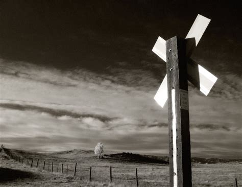 무료 이미지 빛 구름 검정색과 흰색 하늘 철도 화이트 횡단 바람 기념물 상징 어둠 가로등 십자가 검은 단색화 조명 흑백 사진
