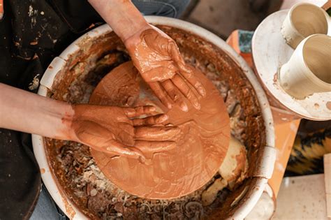 더러운 손 장인의 손 만들기 도자기 그릇 도공 바퀴에서 일하는 여성 점토 전망 상단에서 가족 비즈니스 숍 조각 냄비 공예에 대한 스톡 사진 및 기타 이미지 Istock