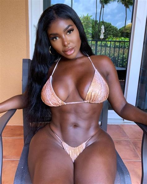 Foto De Saida Iman Showing Off Her Abs In A Bikini