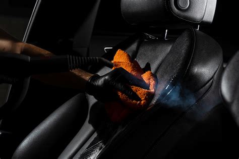 마이크로 화이버를 사용한 가죽 시트의 핸드 카 인테리어 스팀 드라이 디테일 자동차 서비스 청소기 작업자 마른 자동차 인테리어 가죽에 대한 스톡 사진 및 기타 이미지 Istock