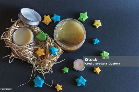 스파 화장품 꽃 비누 검은 배경에 유리 항아리에 코코넛 오일을 가진 수제 설탕 스크럽 0명에 대한 스톡 사진 및 기타 이미지