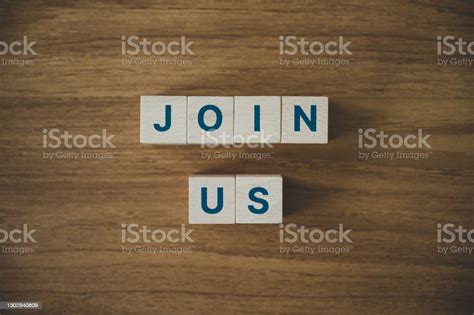 우리와 함께 개념에 가입하세요 나무 테이블에 나무 블록에 단어 0명에 대한 스톡 사진 및 기타 이미지 0명 개념 개발 Istock