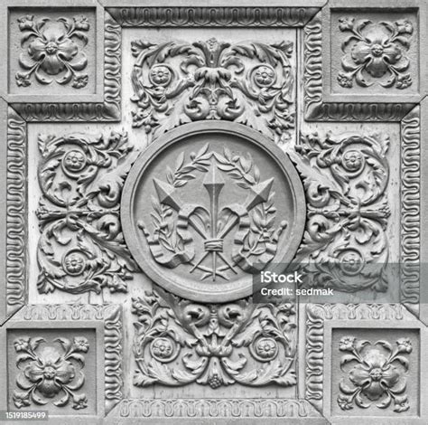 Santuario Del Santissimo Crocifisso 교회 문에 십자가에 못 박히심이 있는 금속 나무 부조 0명에 대한 스톡 사진 및 기타 이미지 Istock