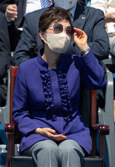 포토 선글라스 쓴 박근혜 윤석열 대통령 취임식에서 ′햇볕이 눈부셔′
