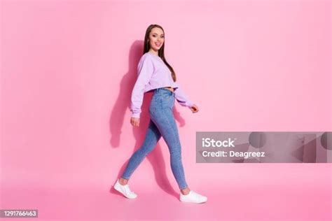 전체 길이 프로필 측면 사진 의 매력적인 귀여운 좋은 여자 이동 워크 카피 스페이스 는 핑크 컬러 배경을 통해 고립 된 자유 시간 휴가 주말을 즐길 수 갈색 머리에 대한