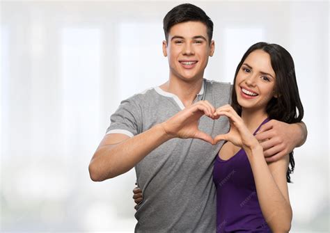 Feliz Pareja De Jóvenes Enamorados Foto Premium