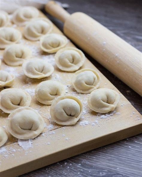 СЕКРЕТЫ ИДЕАЛЬНОГО ТЕСТА ДЛЯ ПЕЛЬМЕНЕЙ И ВАРЕНИКОВ Чтобы приготовить идеальное тесто для