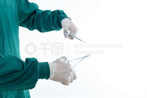 手术高清图片 外科医生手拿手术剪缝合 人像图片免费下载 jpg格式 5472像素 编号44655269 千图网
