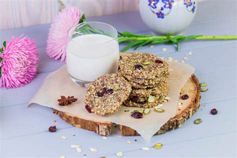 말린 과일 씨앗 크랜베리 오트밀 쿠키 에 신선한 따뜻한 우유의 유리 나무 회색 배경 쿠키와 아늑한 아직도 인생입니다 건강한 생활방식에 대한 스톡 사진 및 기타 이미지