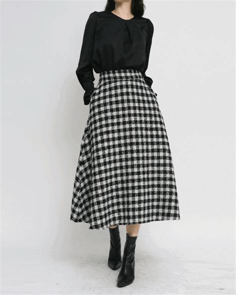 센소버 체크 울 트위드 훌 롱 스커트 1col 겨울 모직 플레어 하객 도톰한 부드러운 치마
