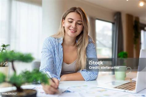 집에서 책상에서 컴퓨터로 일하는 여자 그녀의 사무실에서 일하는 아름다운 여자의 초상화 경영자에 대한 스톡 사진 및 기타 이미지 경영자 경제학자 기업 비즈니스 Istock
