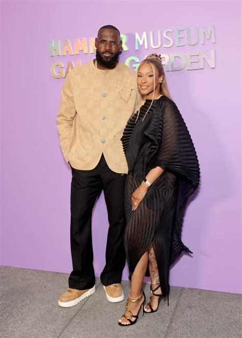 Lebron James Wife Savannah James Stirs Debate With Strip Club
