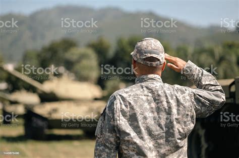아시아 남자 특수부대 병사가 현장 임무에 맞서 서 경례를 하고 있다 사령관 육군 군인 전쟁 상태에서 전투 탱크 근처에 서 있는 제복을 입은 국가의 군사 수비수 30 39세에