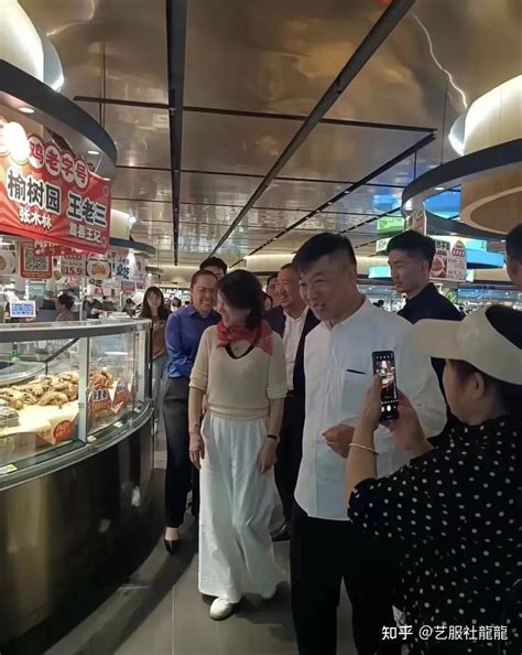 董明珠穿汉服撞脸郭晶晶，穿爱马仕同框何超琼！70岁女总裁都爱什么品牌？ 知乎