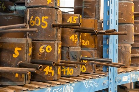 다양한 형태의 유리 제품 생산을 위한 금속 금형은 공장 이나 유리 제조의 선반에 놓여 있습니다 강철에 대한 스톡 사진 및 기타 이미지 Istock