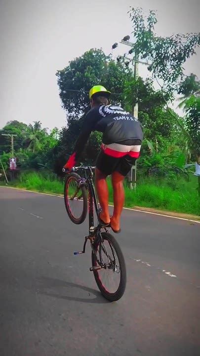 මහ පාරේ වීල් ගහන එක වැරැද්දක්ද කියන්නකෝ 😱🥵 Youtubeshort Subscribe Stunt Viralvideo Srilanka