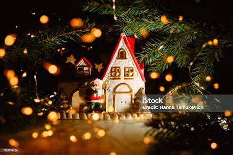 골든 보케와 골드 컬러 화환과 흐릿한 어두운 배경에 산타 클로스와 백악관 크리스마스 촛대 공간을 복사합니다 아늑한 착용 장식 항목 새해 공정 세일 2021 12월에 대한