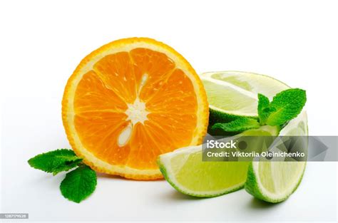 달콤한 컷 오렌지 라임 웨지 흰색 배경에 녹색 신선한 민트 잎의 클로즈업 0명에 대한 스톡 사진 및 기타 이미지 0명 감귤류 과일 건강한 식생활 Istock
