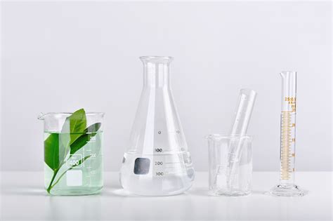 천연 유기 추출 및 녹색 허브 잎 실험실에서 과학 유리 제품 0명에 대한 스톡 사진 및 기타 이미지 0명 개발 건강관리와 의술 Istock