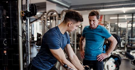체육관에서 근력 운동을 하는 젊은 남성 트레이너와 함께 있는 노인 사진 Unsplash의 스포츠 이미지