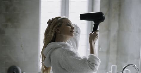 목욕 가운을 입고 아름 다운 여자입니다 호텔 방에서 기뻐하는 젊은 행복한 여자 사진 Unsplash의 건조기 이미지